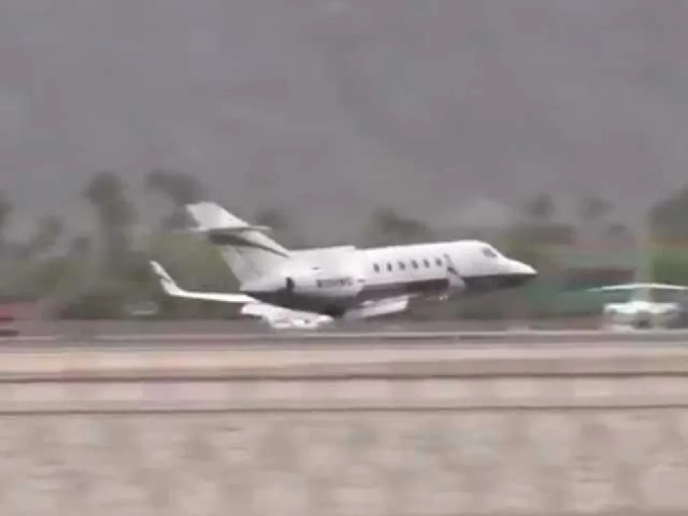 [VIDEO] El impactante descenso de un avión sin tren de aterrizaje ...