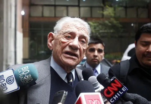 General Fernando Matthei es careado con exprisioneros | Diario el Día