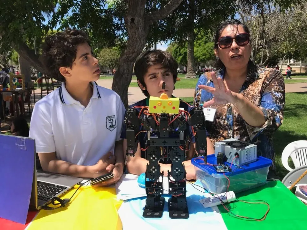 Robot inclusivo creado por estudiantes permite la estimulación de niños ...