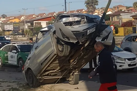 Insólito: Vehículo queda atrapado en medio de tensor de poste en La ...