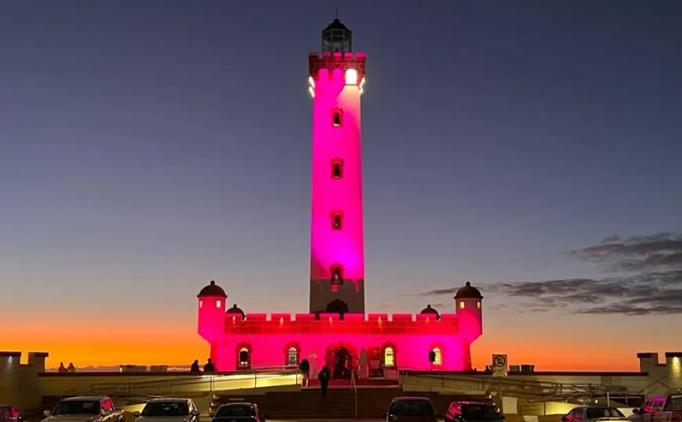 Faro de La Serena se ilumina de rosado por la prevención del Cáncer de Mama | Diario el Día