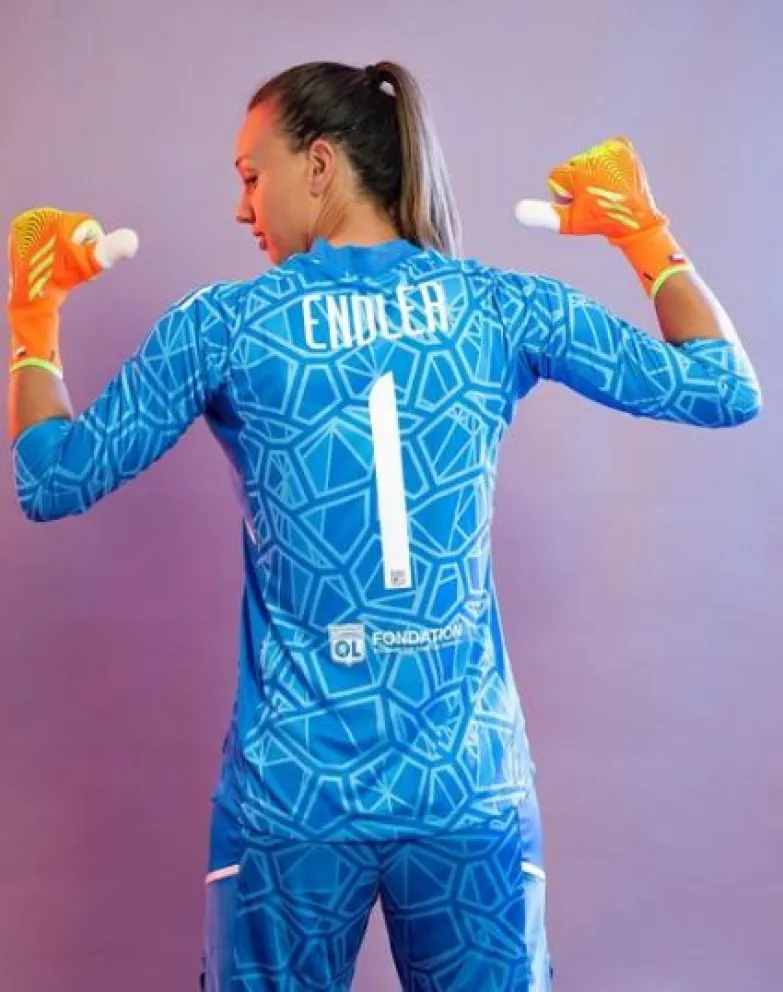 Es chilena: Tiane Endler es elegida como la mejor futbolista de ...