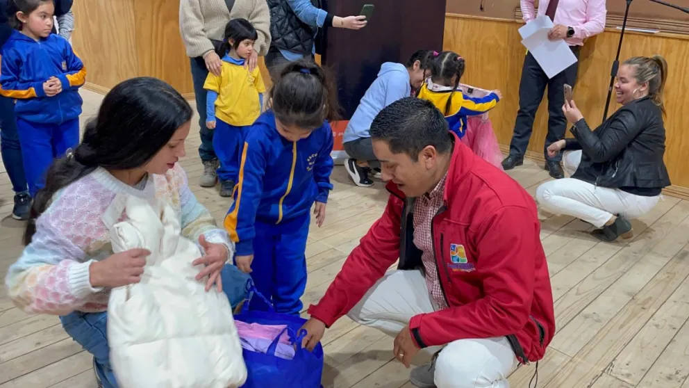 Realizan importante donación de ropa nueva a alumnos de pre kinder y ...