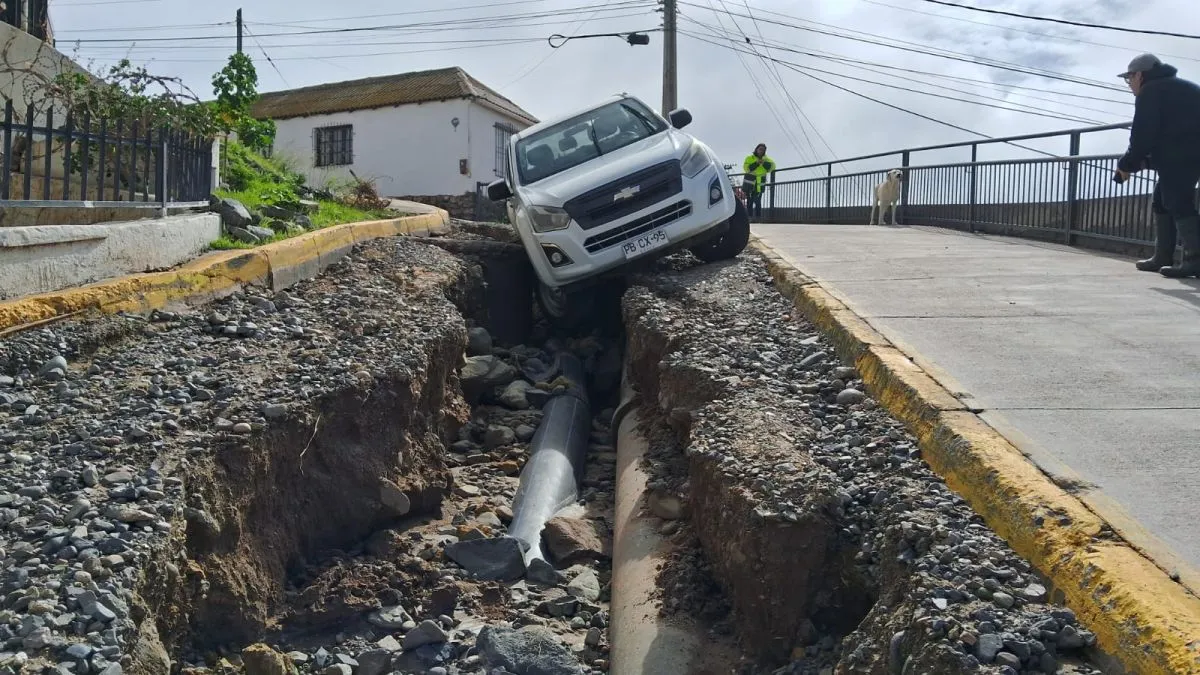 Impactante socavón amenaza vivienda en Tongoy tras intensas lluvias ...